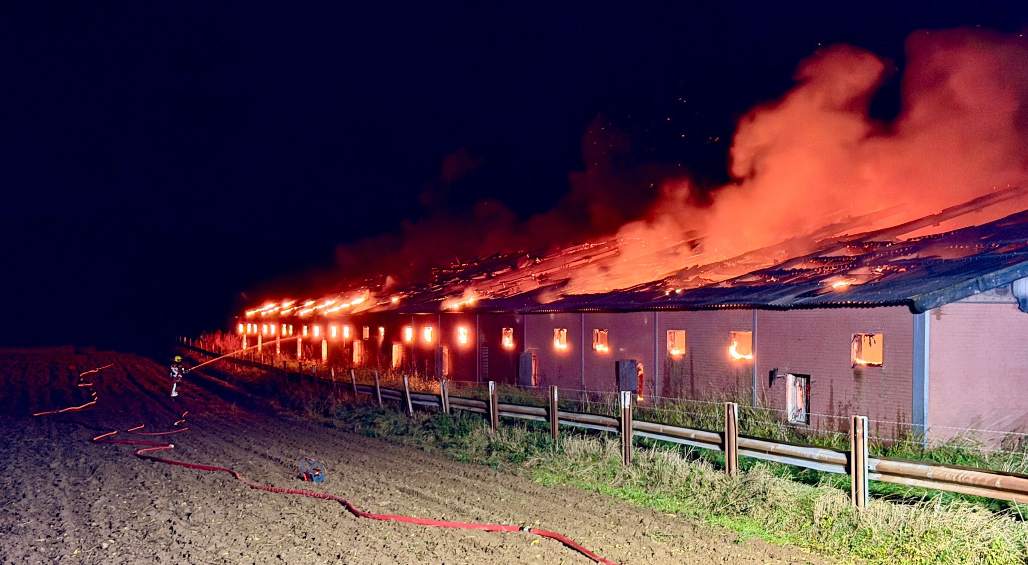 'Het geluid zal mij lang bijblijven': stalbrand in Dieteren staat niet ...
