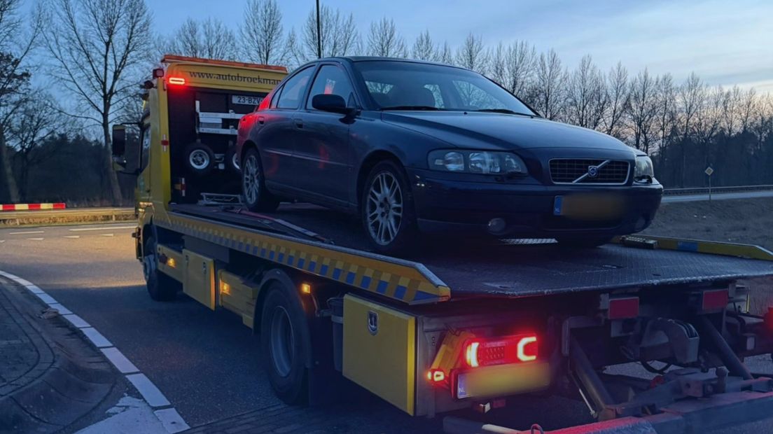 Bestuurder rijdt 16 jaar met auto zonder APK: politie neemt auto in ...